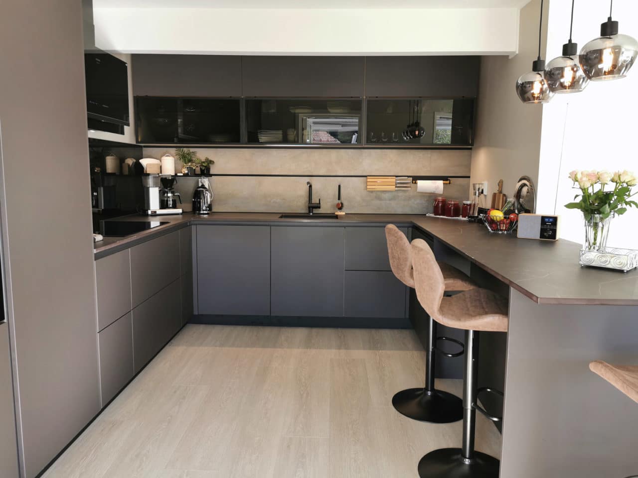 Moderne svanemerket kjøkken med slette fronter og vetrineskap ...